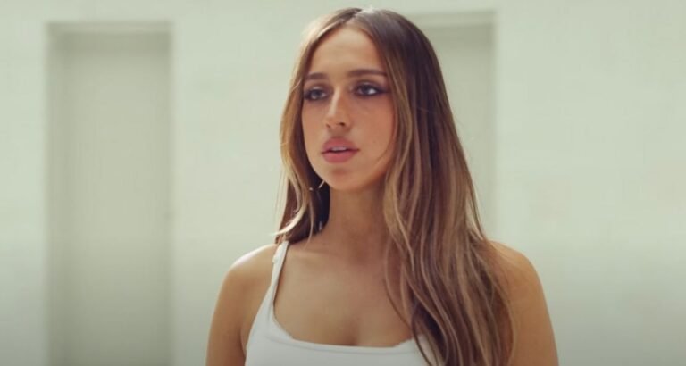 Tate McRae “Revolving Door” Review | Neon Music